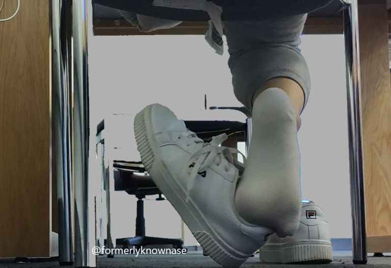 Asian Shoeplay In Filas